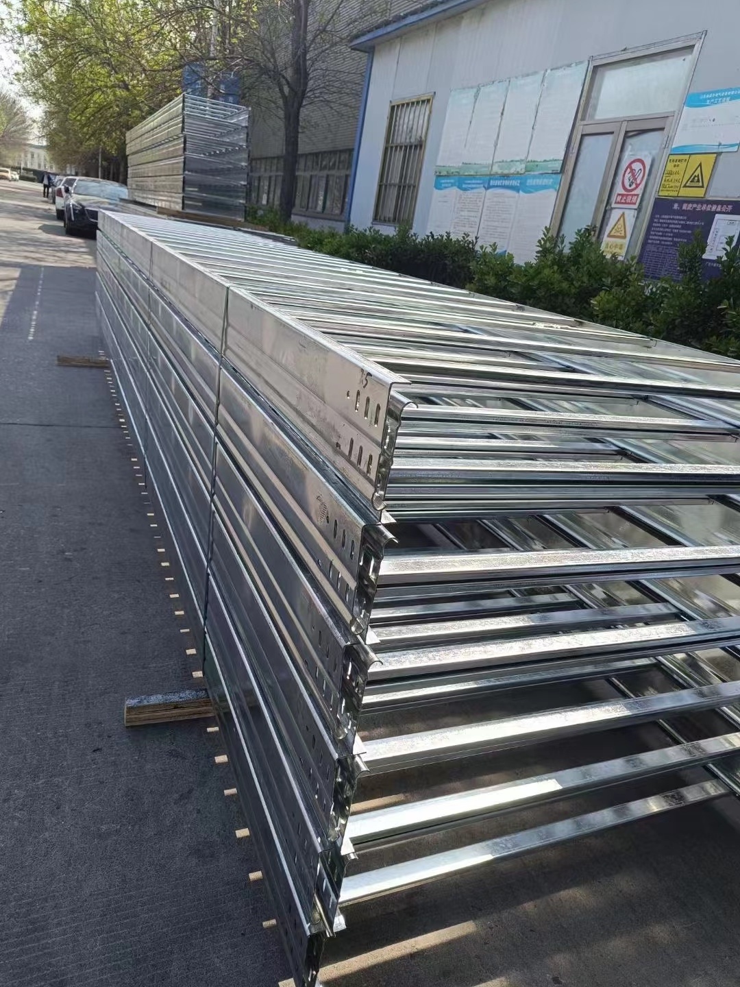 Galvanized Electric Cable Tray/ Ladder Tray/ Solid Through/Perforated ...