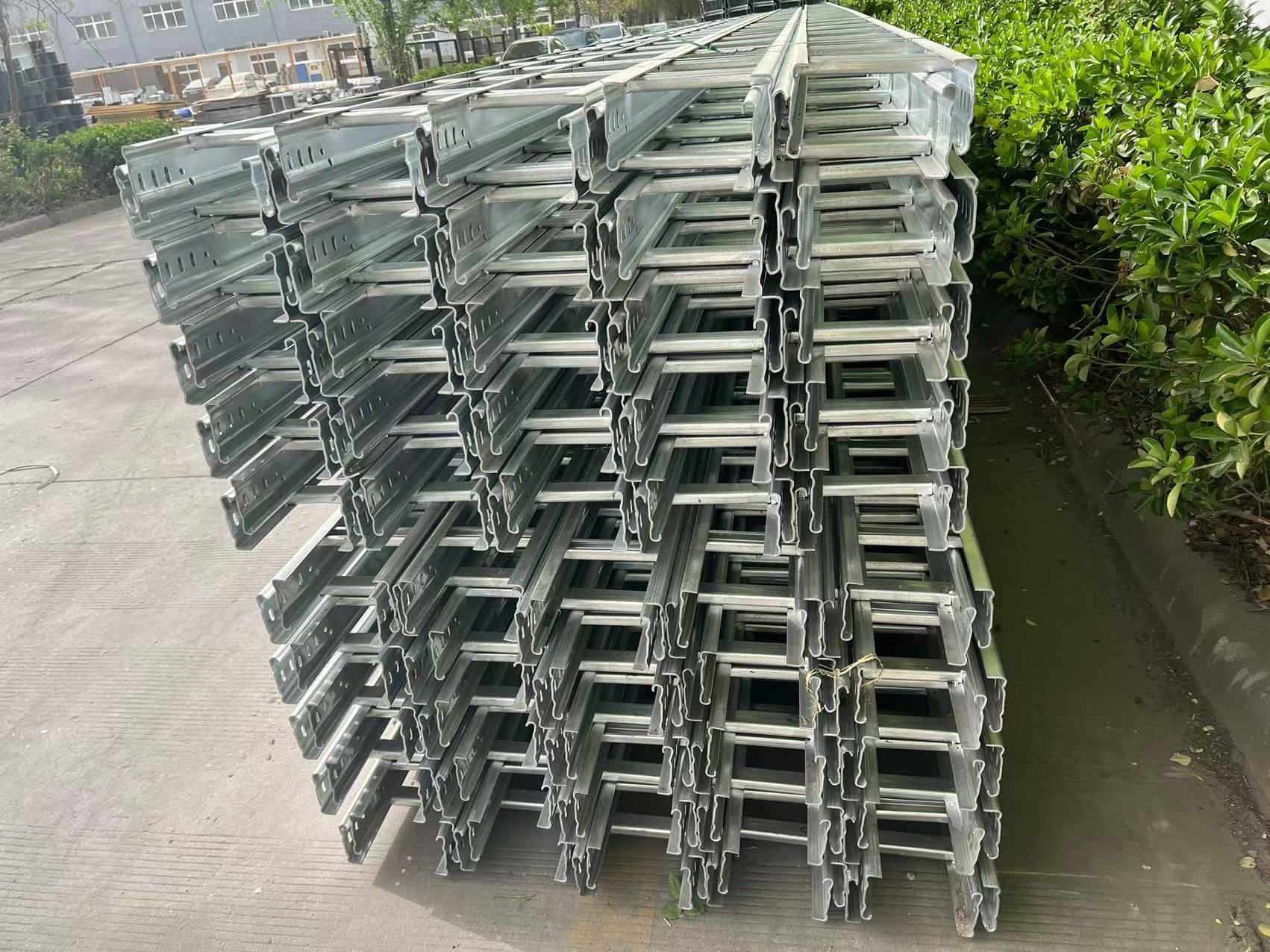 Galvanized Electric Cable Tray/ Ladder Tray/ Solid Through/Perforated ...