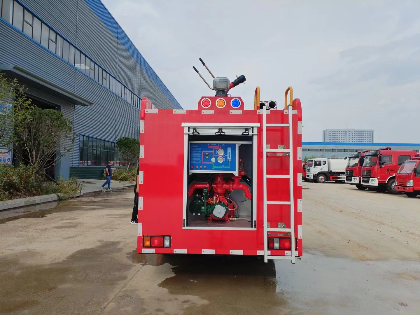 Isuzu Small Fire Truck Price Double Cabin Fire Truck 2T Mini Fire Water ...