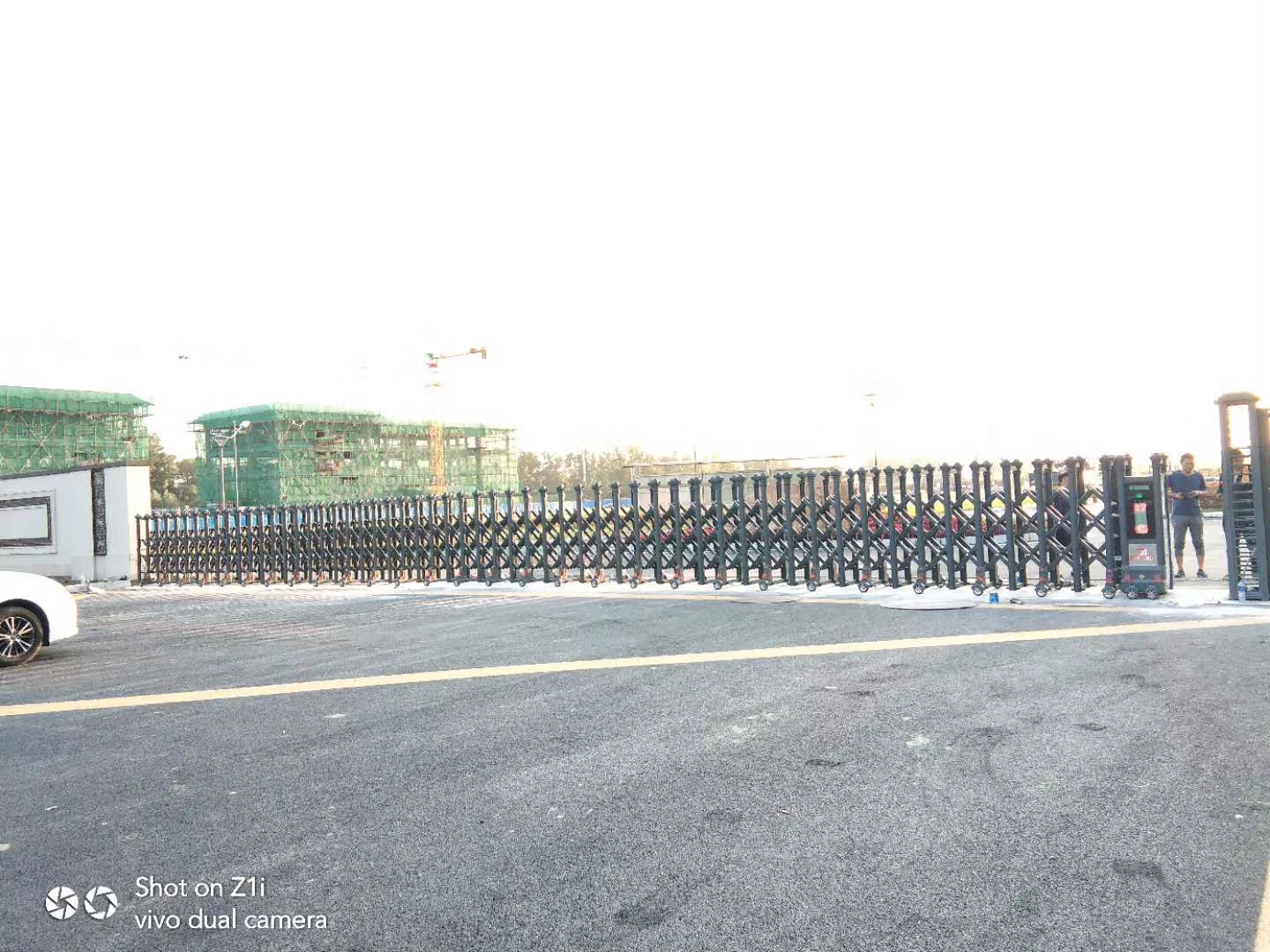 Front Entrance Gate Aluminum Alloy Trackless Retractable Barrier Gate ...