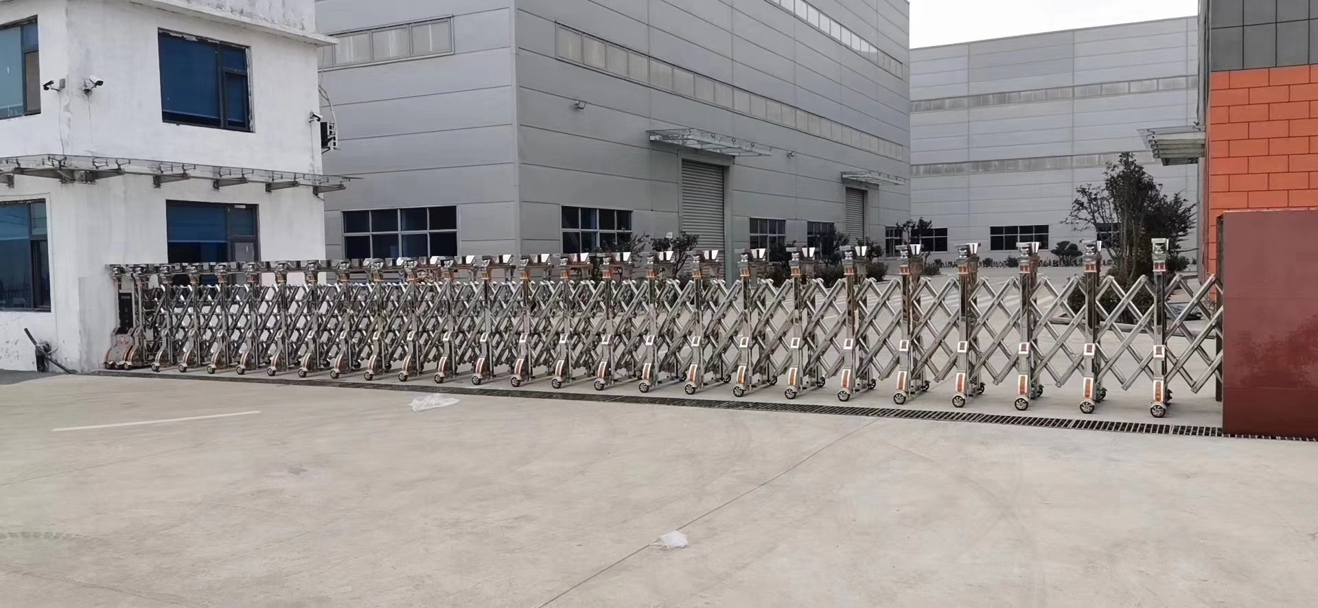 Front Entrance Gate Aluminum Alloy Trackless Retractable Barrier Gate ...