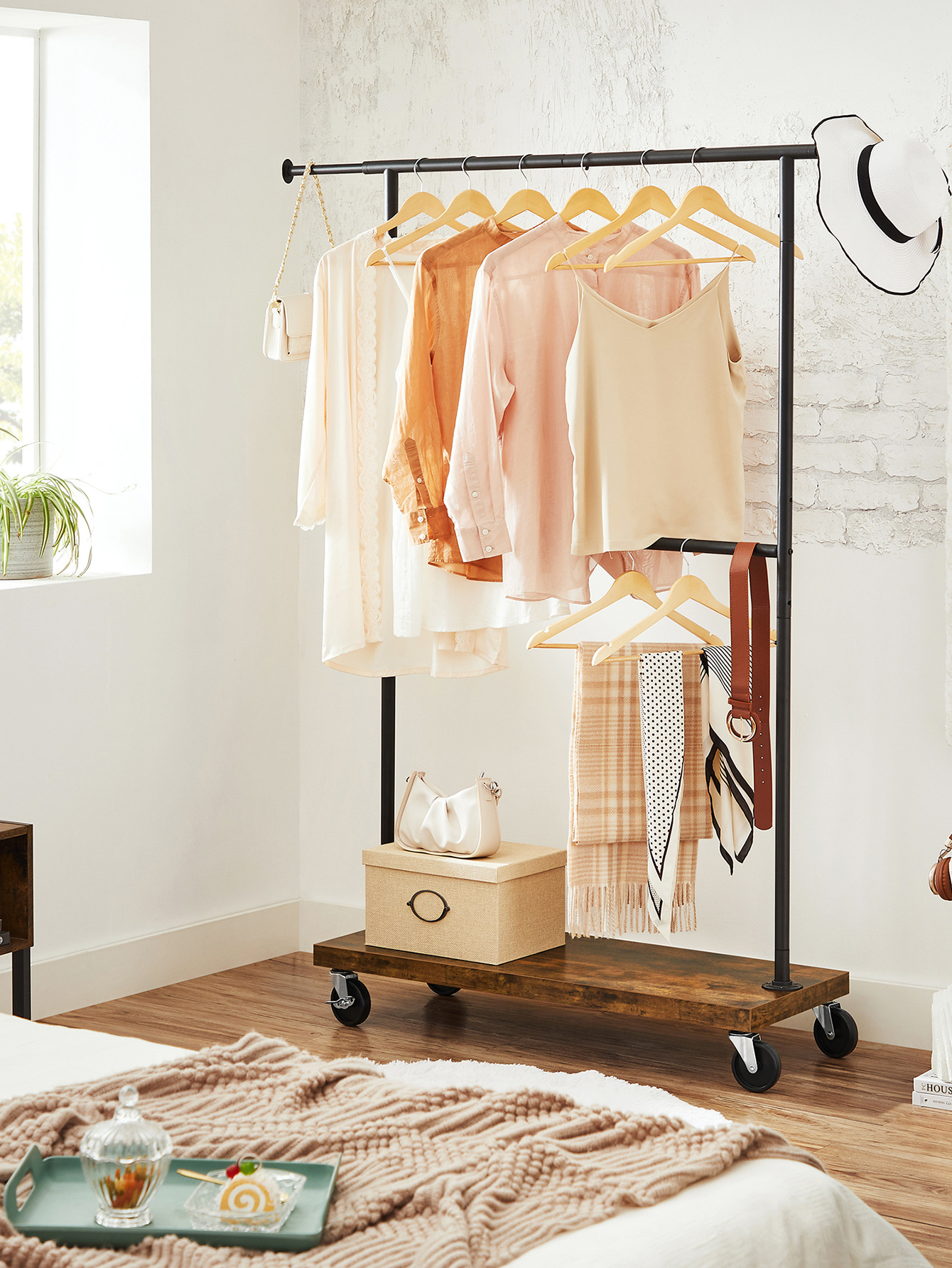 VASAGLE Industrial Style Clothes Rack on Wheels Garment Rack Expandable ...